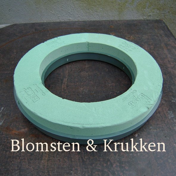 Oasis krans. Kransebund i våd oasis, 31 cm - Binderiartikler, Oasis og ...